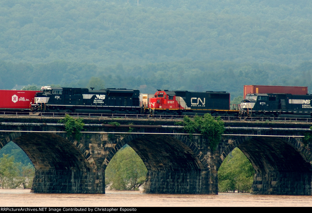 NS SD70M-2 2712, CN/IC SD40-2 6107, NS SD60M 6771 & NS SW1001 2101 cross the Rockville Bridge